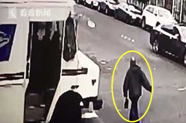男子被车轮碾压后继续拖行数米直至路人惊叫司机才意识到出事立即停车查看将奄奄一息的伤者送往附近医院抢救不幸的是送医后麦克莱恩宣告死亡