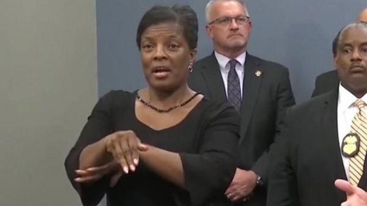 视频｜前罪犯冒充手译员乱入凶案记者会 瞎比手语让警方闹大笑话_时讯_看看新闻网